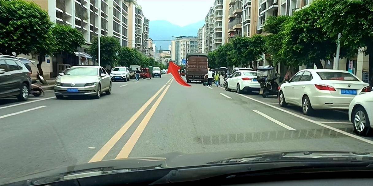 跟车时容易误判的驾驶场景，老司机开车实拍，务必要多留个心眼搜狐汽车搜狐网