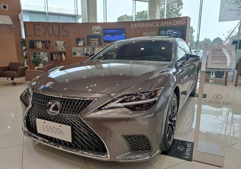 2021款雷克萨斯LS500h店内现身，造型依然典雅大气，内装悬浮大屏_搜狐汽车_搜狐网
