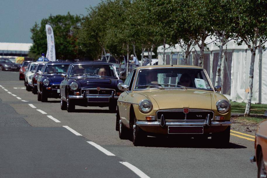 银石演绎传奇新生 MG Cyberster撼世之姿首亮相_搜狐汽车_搜狐网