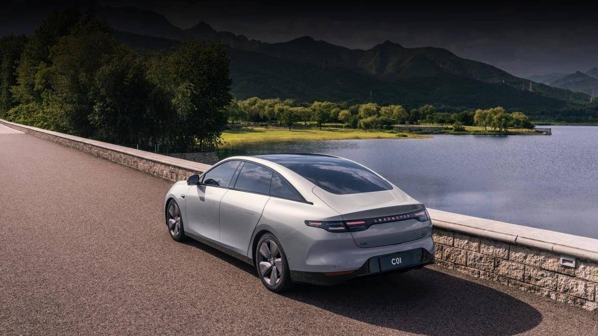 低预算也能买中大型车，零跑C01、秦、深蓝SL03怎么选？_搜狐汽车_搜狐网