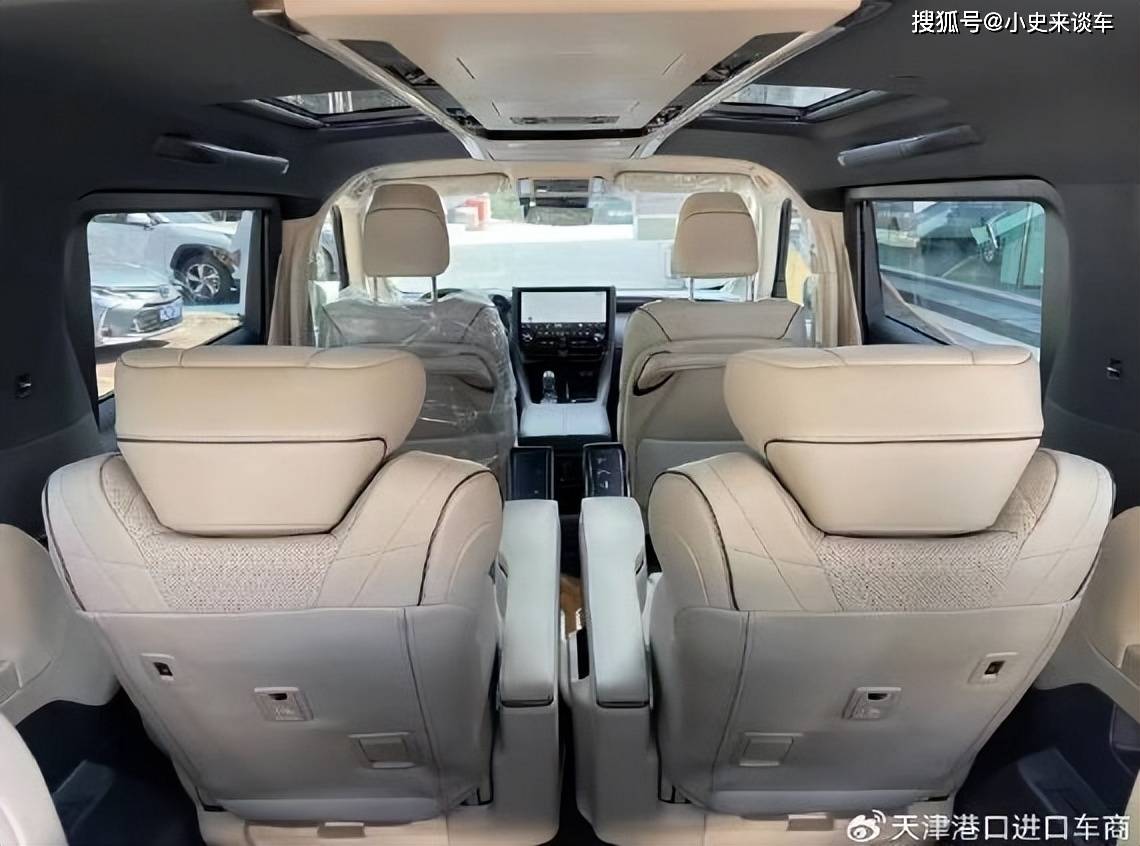 皇冠全新MPV街头亮相！豪华外观搭载2.5混动+四驱，车头霸气十足_搜狐汽车_搜狐网