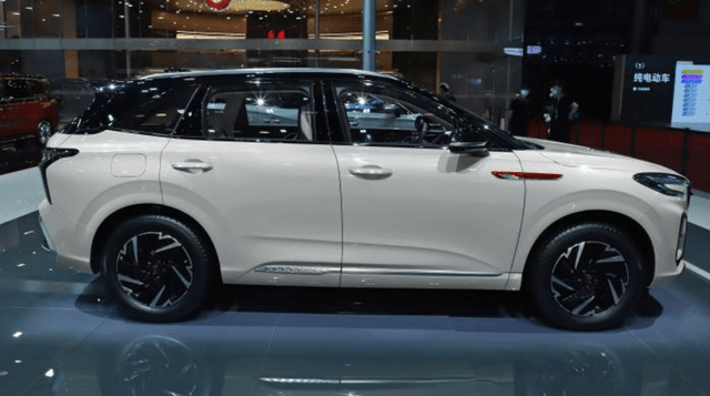 又一款国产suv，2.0T+8AT，252匹马力，顶配才19.58万_搜狐汽车_搜狐网