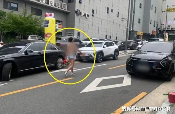 韩国女子因为太热赤裸上身走在街上，被网友骂惨：把她抓起来