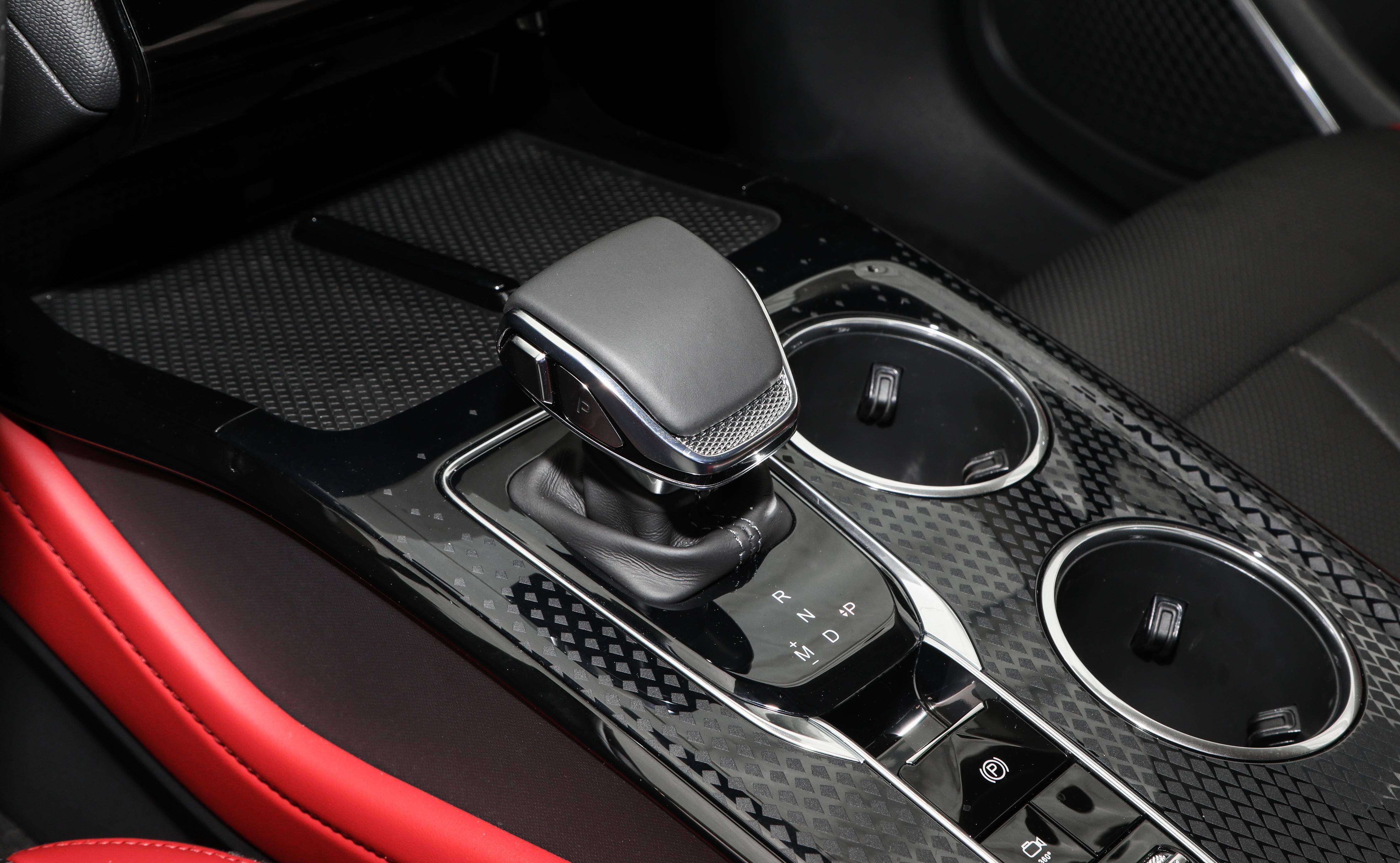 红旗终于亲民了？紧凑型SUV，售14.58万起，高配8AT，带你看HS3_搜狐汽车_搜狐网