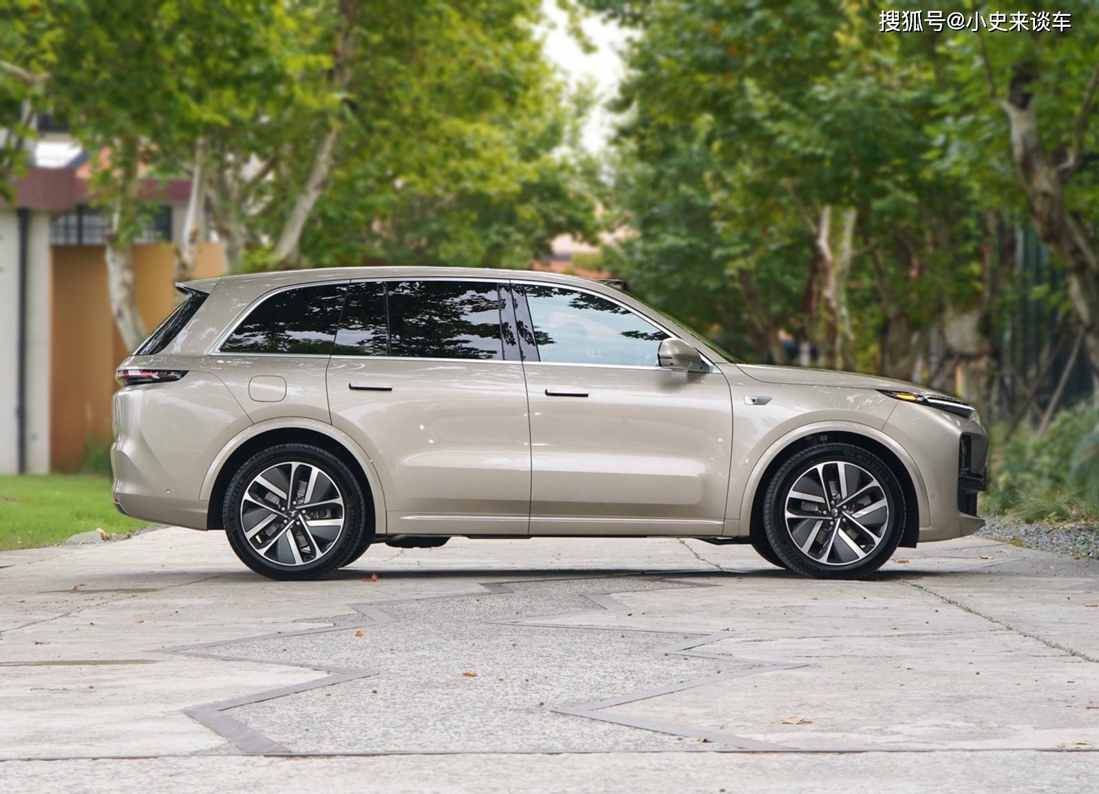 国产新能源版“霸道”上市！车长超5米续航超1300Km，还配大六座_搜狐汽车_搜狐网