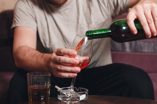 经常喝酒的人,若身体没有这3个 变化”,恭喜你肝还算不错