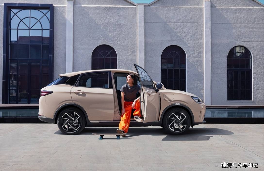 五座大空间智能纯电SUV 哪吒AYA上市 售价7.38万起_搜狐汽车_搜狐网