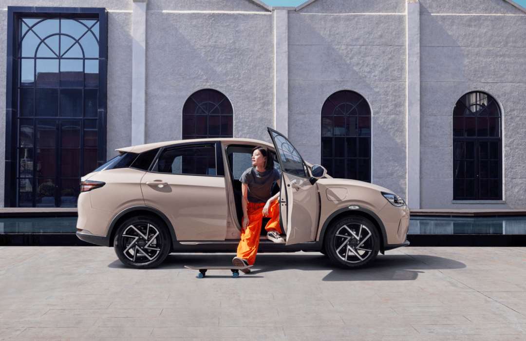 五座大空间智能纯电SUV，哪吒AYA 7.38万元起售_搜狐汽车_搜狐网