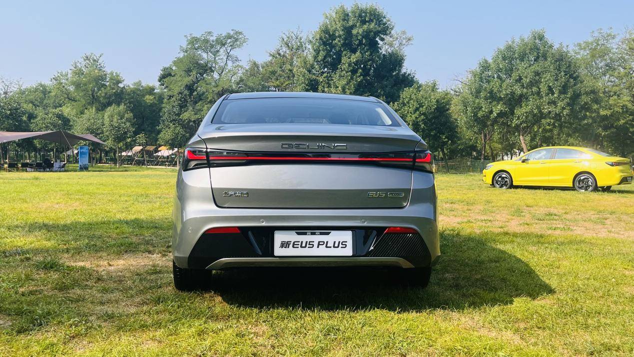 突出的就是一个实在！静态体验北京汽车新EU5 PLUS_搜狐汽车_搜狐网