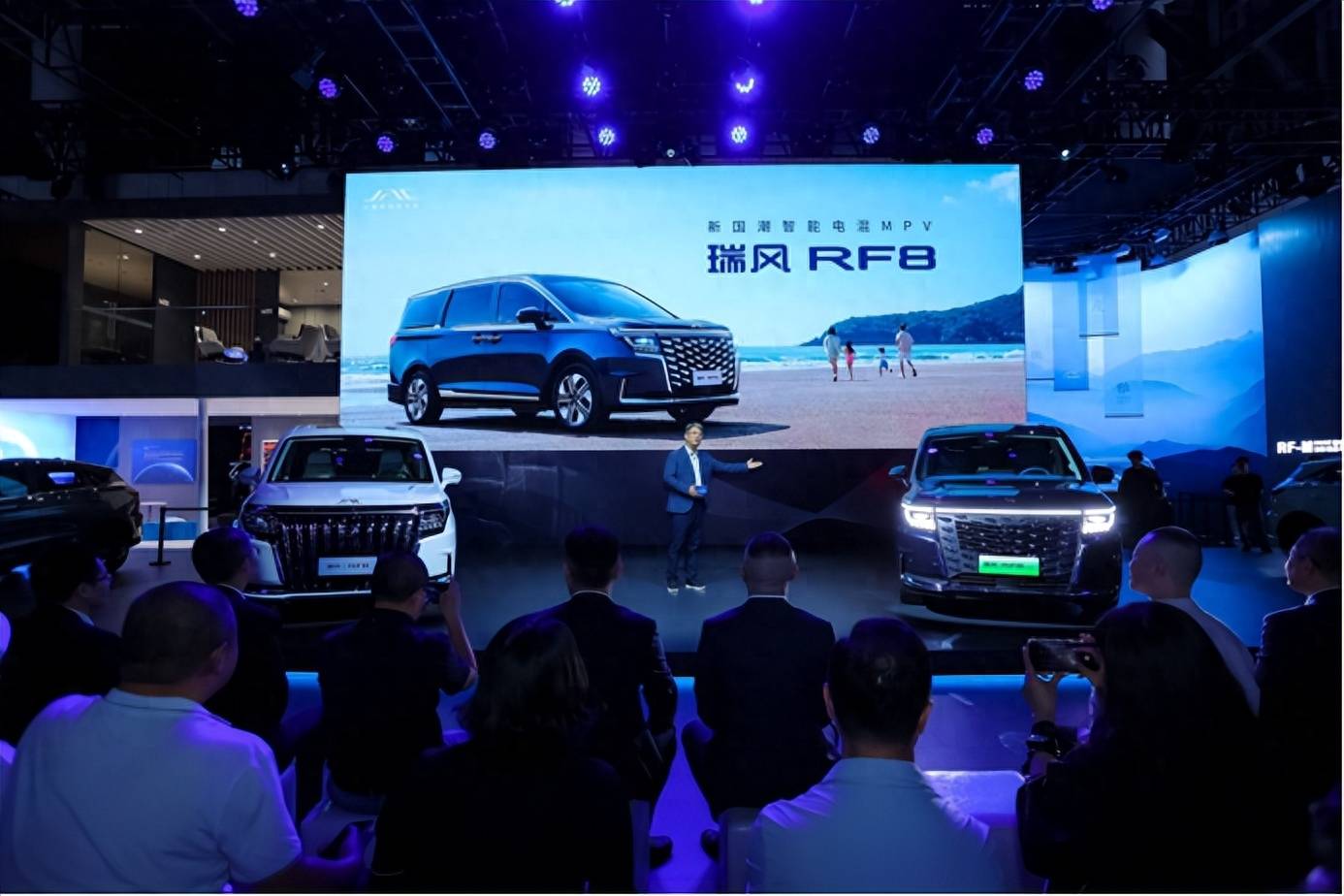 成都车展 | 全球首搭鸿蒙座舱的智能MPV 瑞风RF8亮相_搜狐汽车_搜狐网