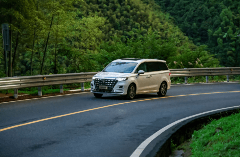 针尖对麦芒，荣威iMAX8 VS传祺M8，谁才是国产高端MPV代表？_搜狐汽车_搜狐网