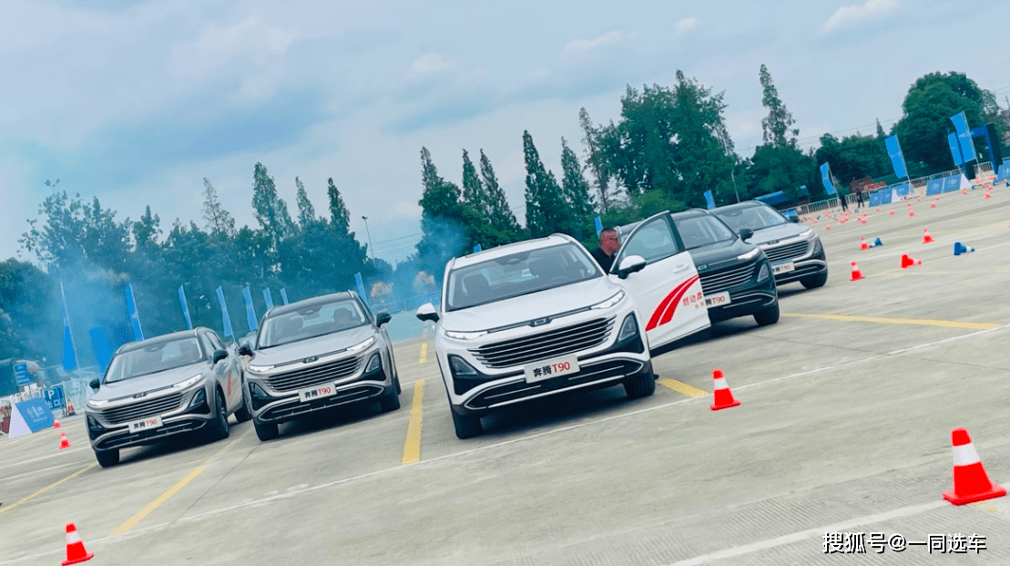 试驾一汽奔腾T90，2.0T+8AT动力又快又稳，10万级SUV中的操控能手_搜狐汽车_搜狐网