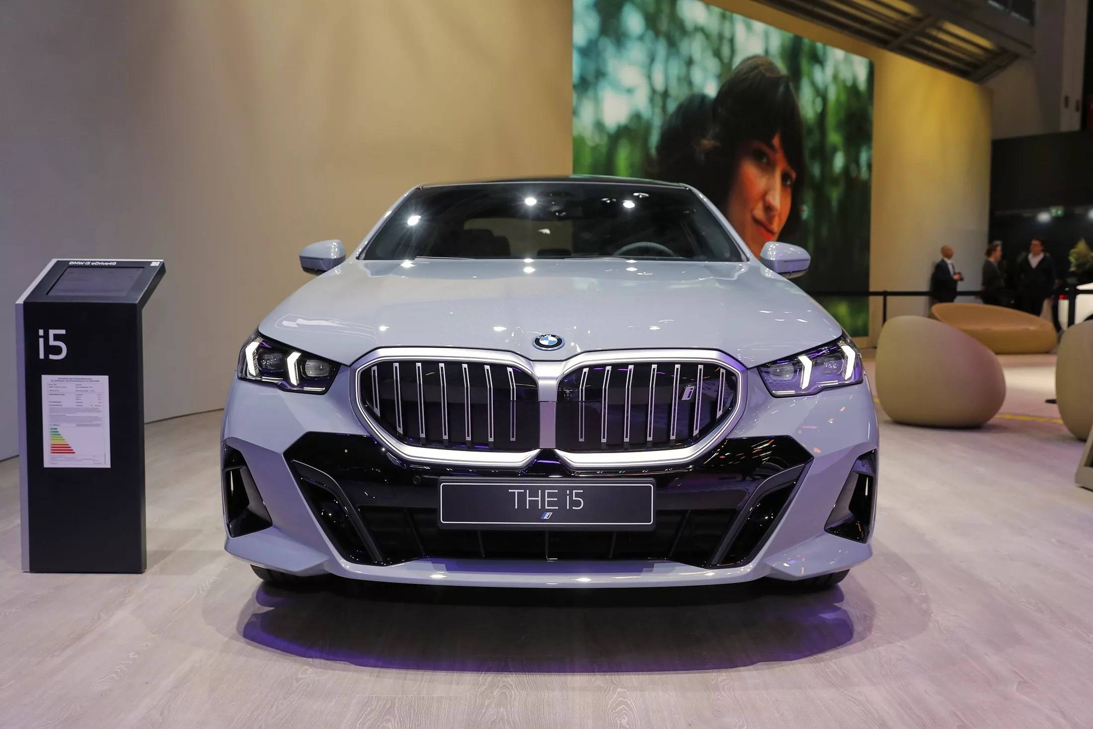 是不是油改电？全新宝马i5实车亮相 这颜值你心动了吗_搜狐汽车_搜狐网