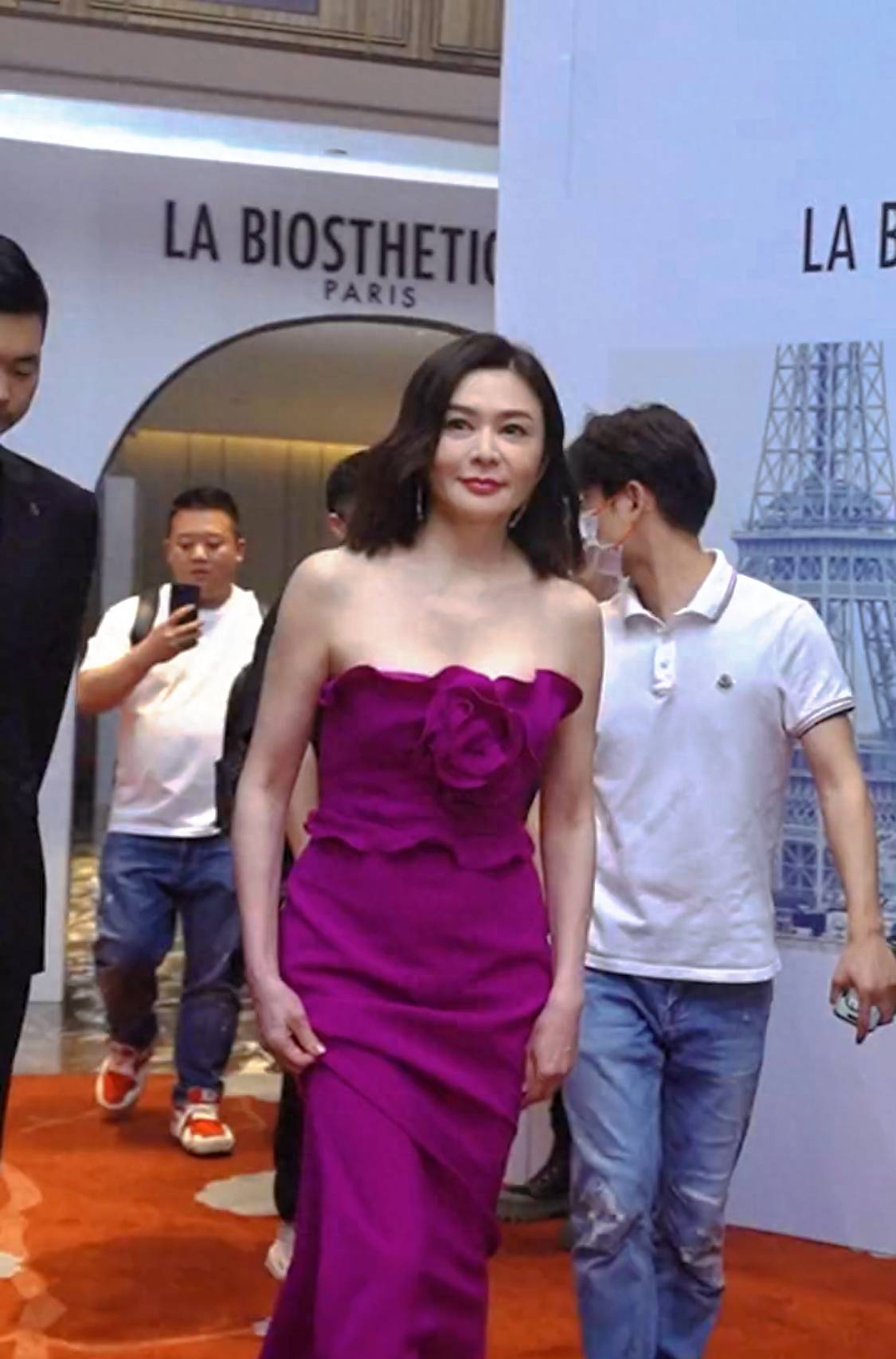 关之琳杭州出席，枚色长裙不减当年风采，60的年龄40岁的容貌 -6park.com