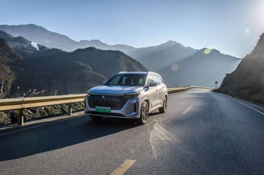 适合全家出游的电混SUV怎么选？蓝电E5比欧尚Z6 iDD胜出的不只是7座_搜狐汽车_搜狐网