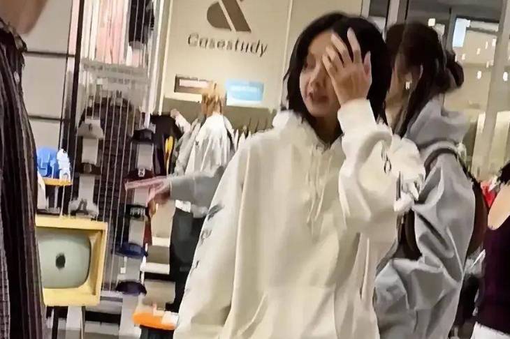 网友偶遇Lisa素颜，疯马秀后无偶像包袱，穿拖鞋逛街不在意形象。_明星_一面_人们