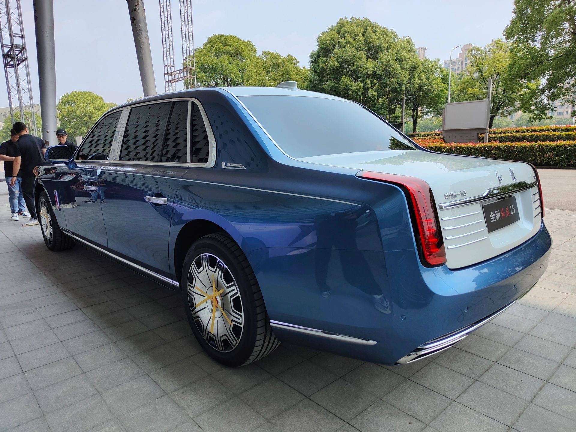 或700万起？新一代红旗L5现身街头，长近6米+升降立标，搭V8动力_搜狐汽车_搜狐网