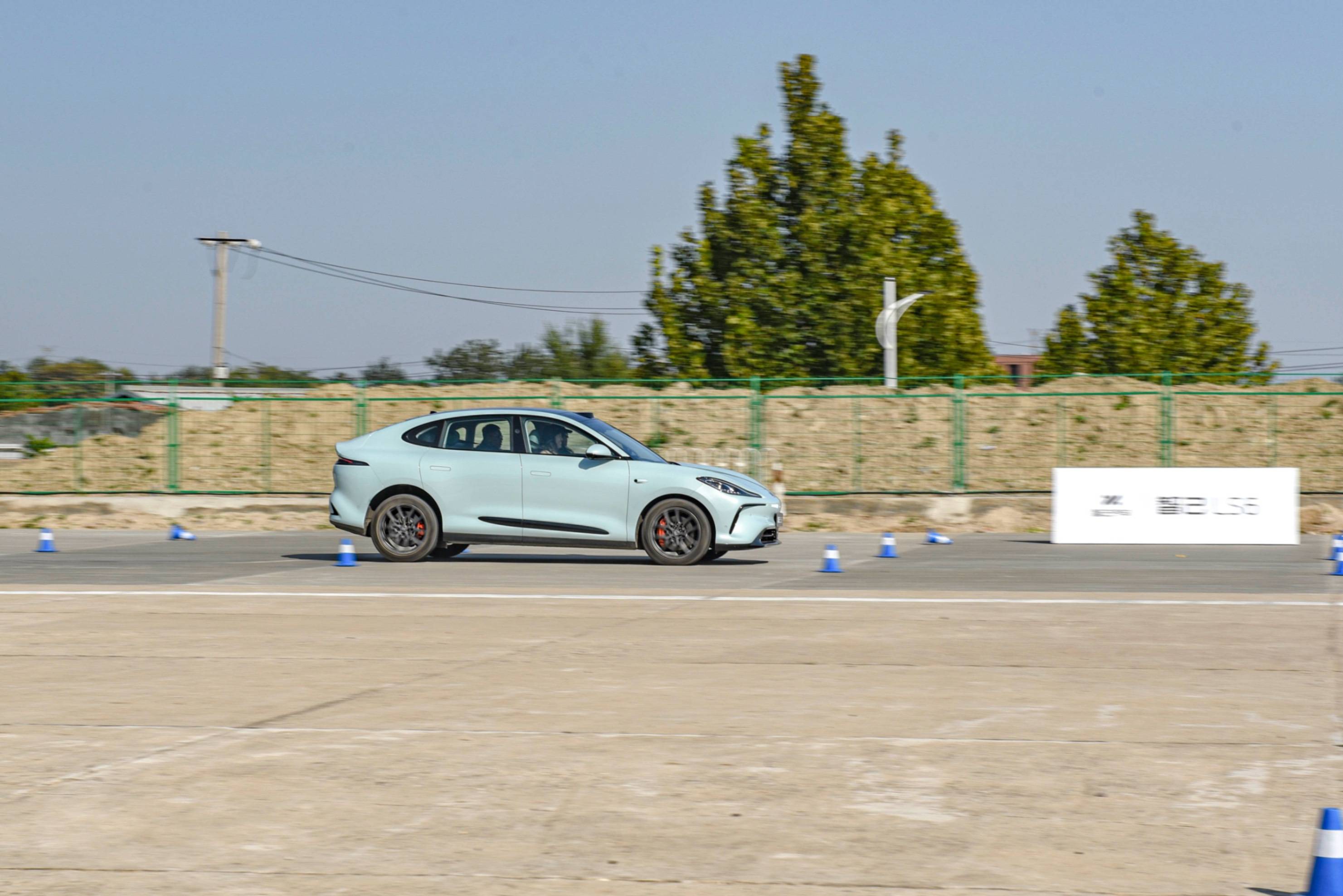 场地试驾智己LS6，3.48秒破百，还能极致贴边停车_搜狐汽车_搜狐网