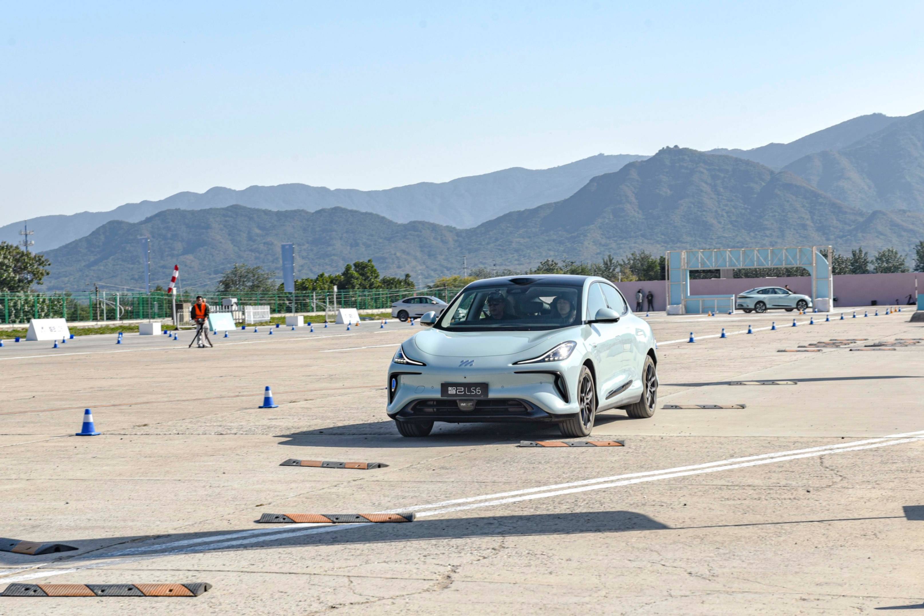 场地试驾智己LS6，3.48秒破百，还能极致贴边停车_搜狐汽车_搜狐网