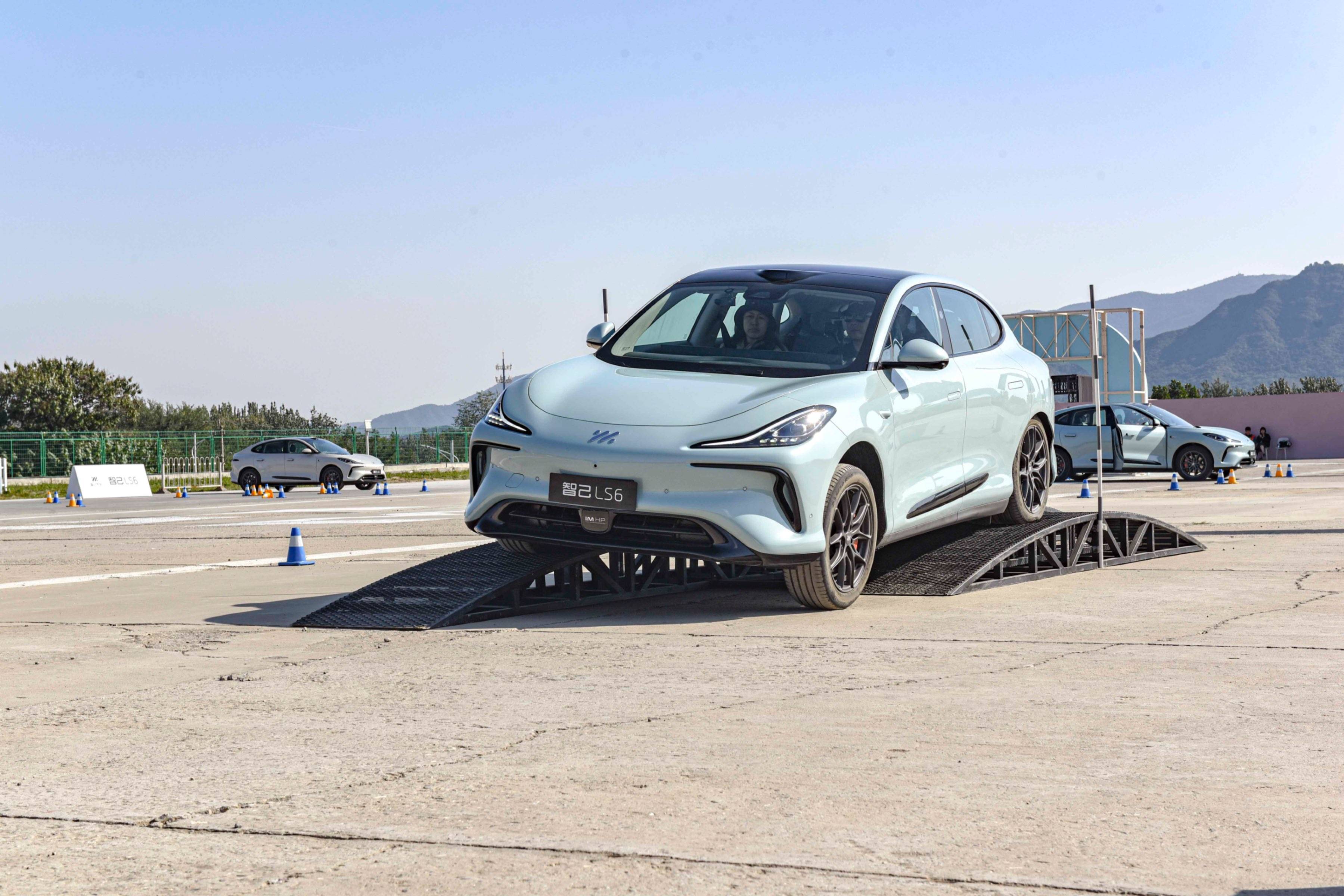 场地试驾智己LS6，3.48秒破百，还能极致贴边停车_搜狐汽车_搜狐网