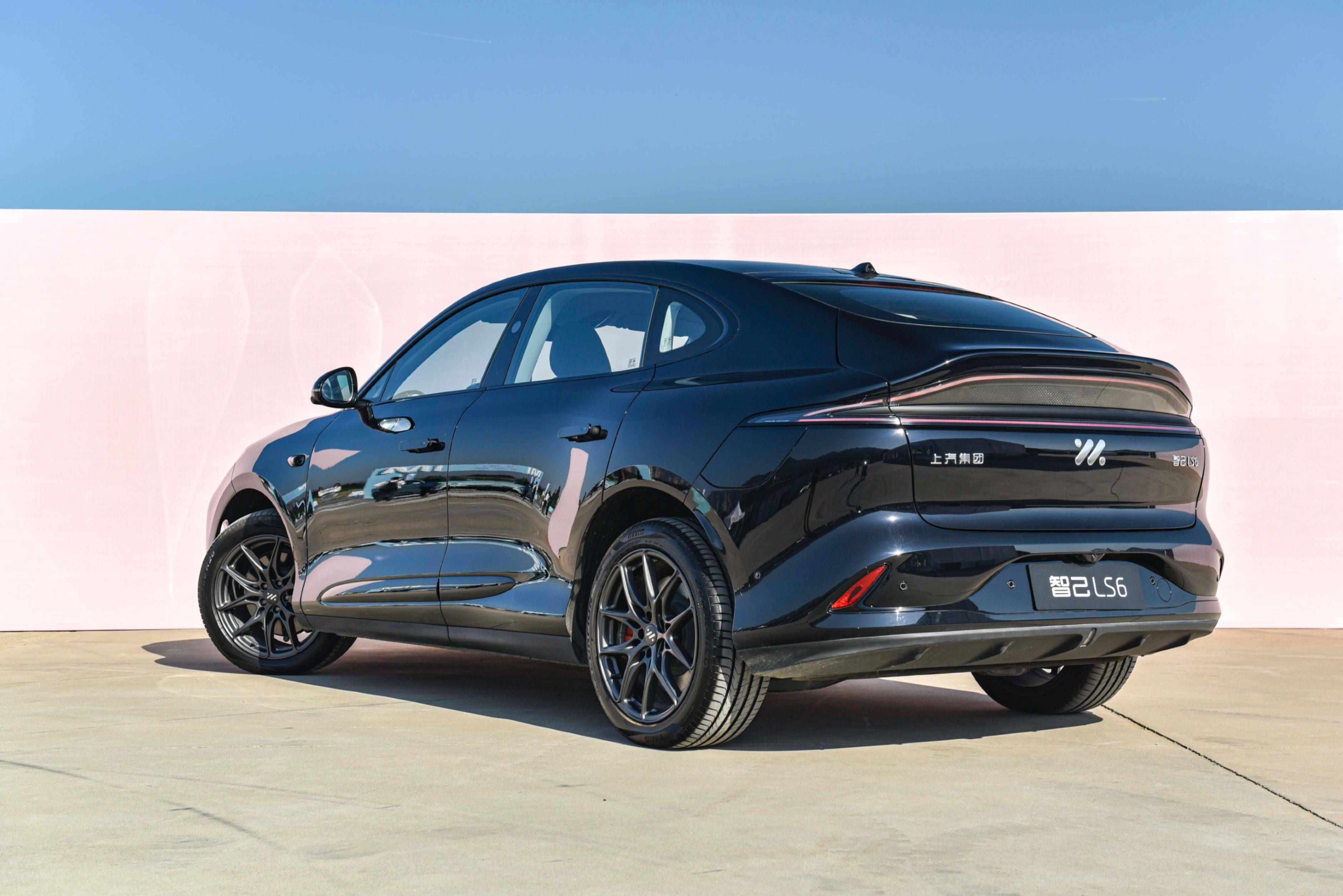 场地试驾智己LS6，3.48秒破百，还能极致贴边停车_搜狐汽车_搜狐网