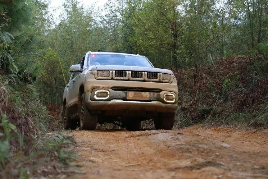 专业越野兼顾旅途舒适 30万内买啥车？揭秘BJ60越野场地试驾感受_搜狐汽车_搜狐网