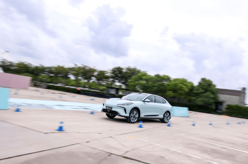 “准900V性能平台”，最快3.48秒破百，智己LS6有多卷？_搜狐汽车_搜狐网