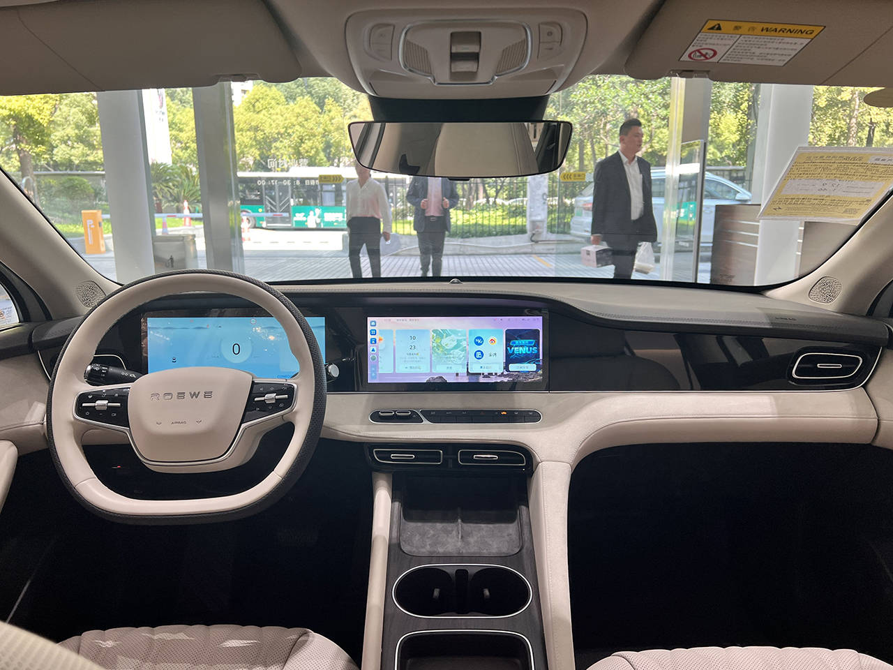 和比亚迪海豹抢蛋糕？最长续航610km，荣威D7 EV到店实拍_搜狐汽车_搜狐网