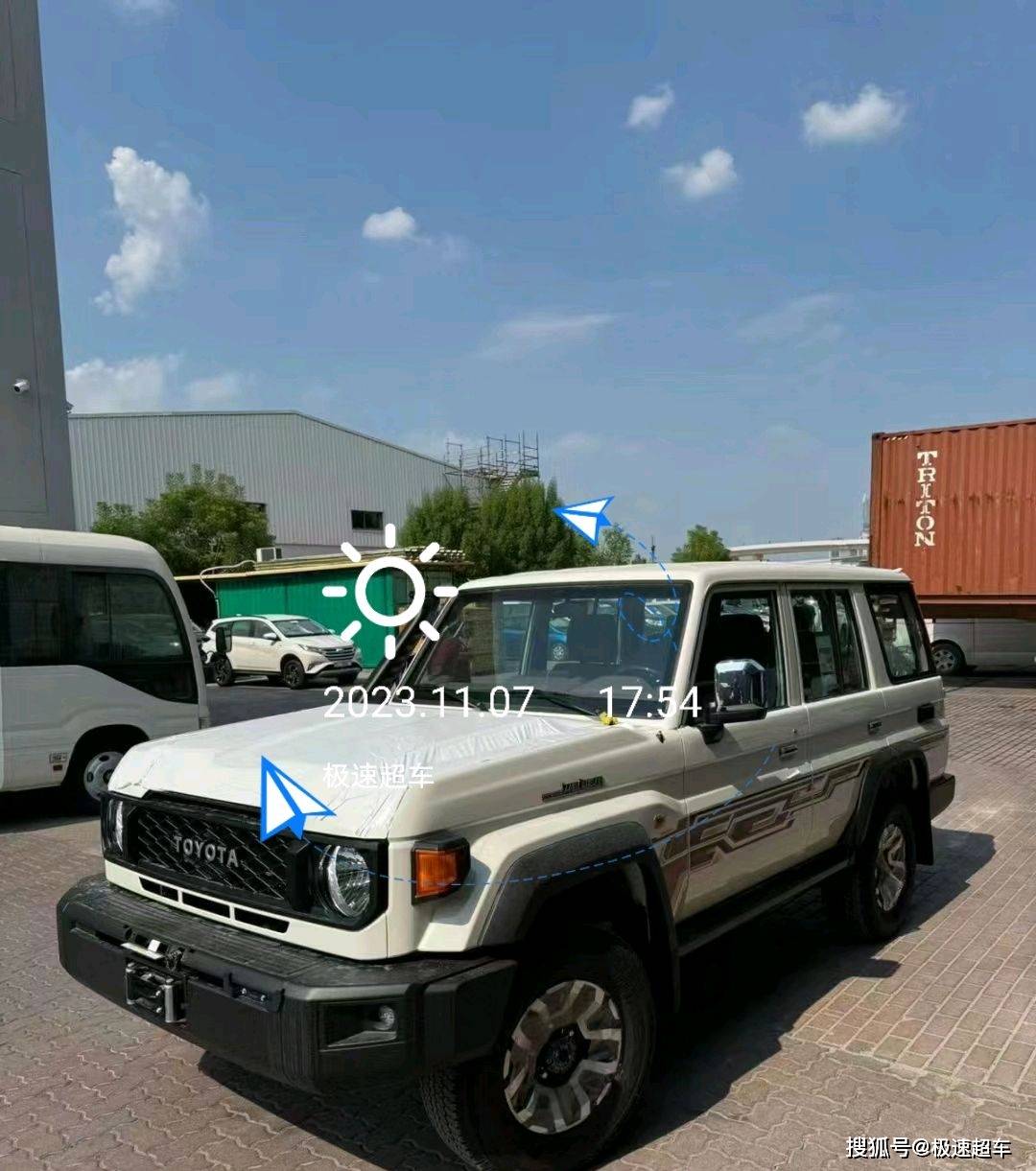 丰田经典越野车，新款长轴陆巡LC抵达港口，升级6AT，威猛又霸气_搜狐汽车_搜狐网