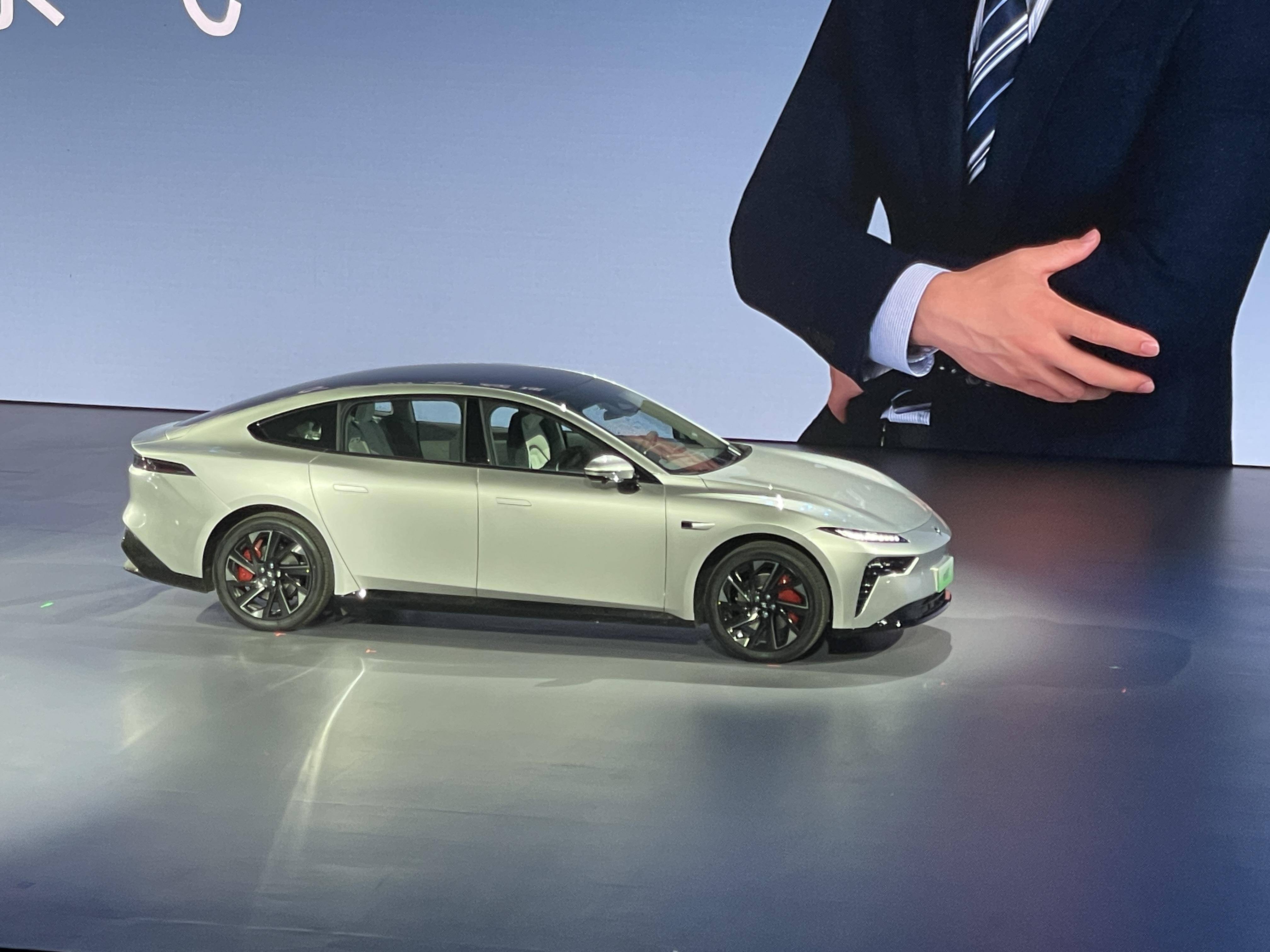 有20万还买油车？电四驱+剪刀门+800V的东风eπ 007更值得选_搜狐汽车_搜狐网