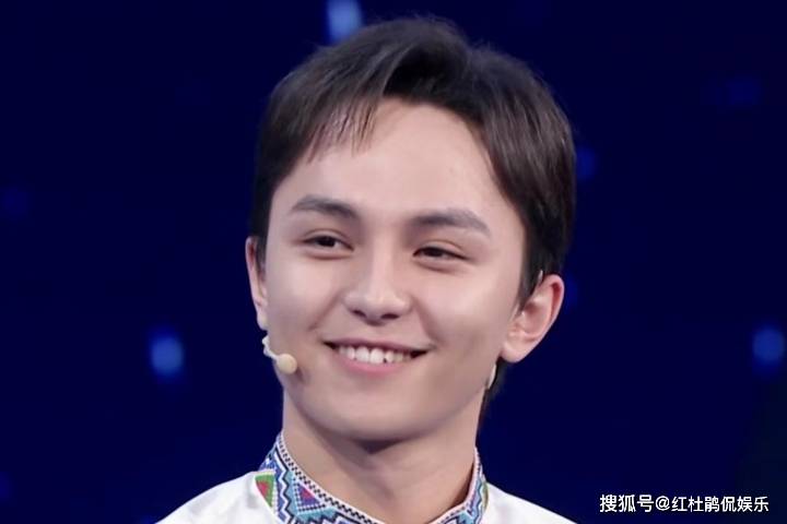 央视主持人大赛第5场，2位少数民族选手表现亮眼，江苏台张慧鑫第一有争议_丹臻群_刘雨璇_宁钊