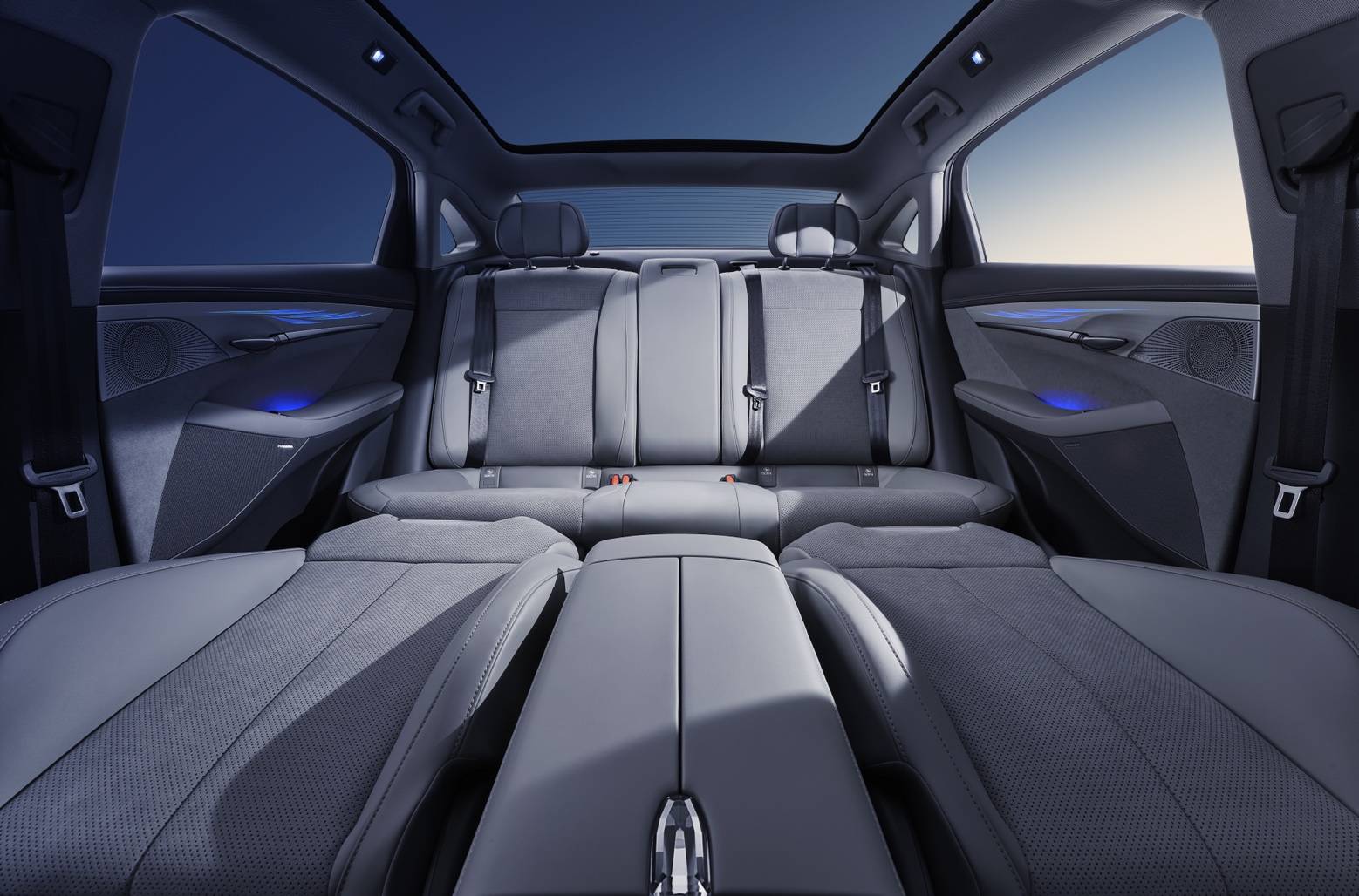 打响突破传统豪华瓶颈第一枪 岚图追光PHEV 26.69万元起售_搜狐汽车_搜狐网