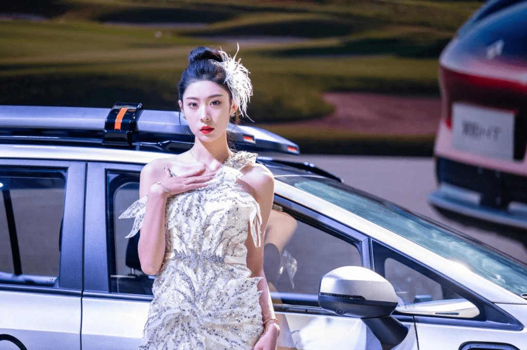 香车配美女，和猛士917、坦克700Hi4-T等硬派越野一样出圈的还有她们_搜狐汽车_搜狐网