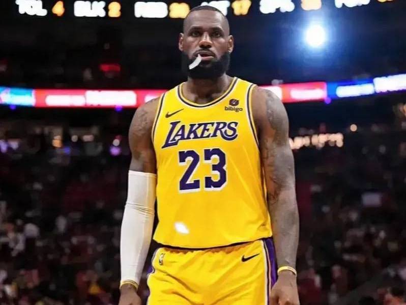 NBA ：湖人101比104惜败独行侠队，球员表现一览，詹姆斯26分也无济于事_比赛_进行_对阵