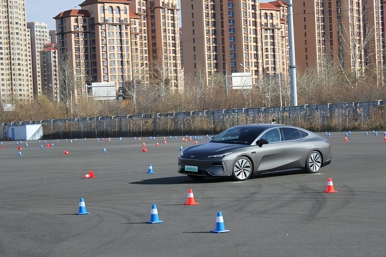 实测吉利银河E8：3.49S百公里加速，高性能驾驶之选_搜狐汽车_搜狐网