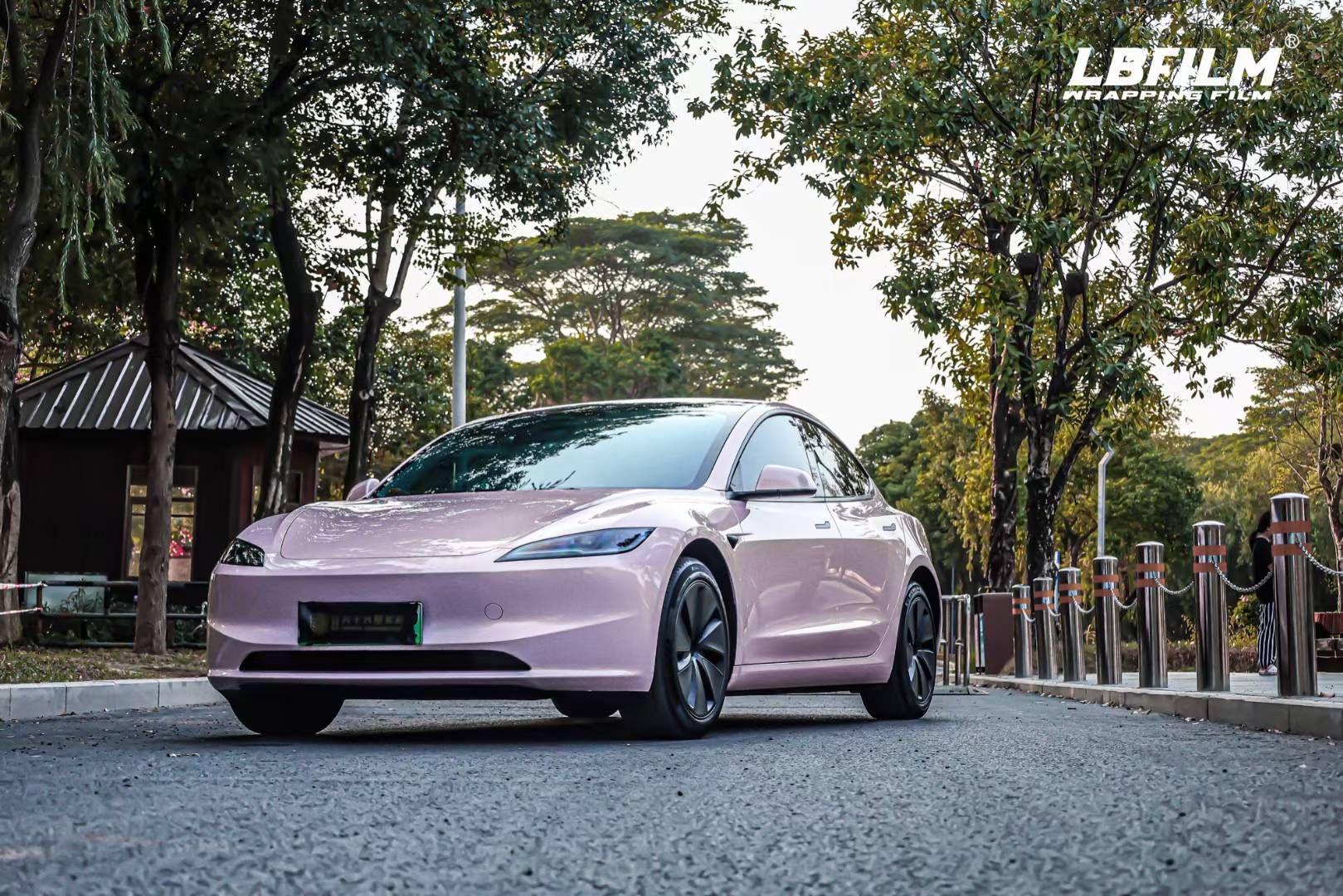 特斯拉model3-LB改色膜液态金属香槟粉，颜色如同浪漫的嫩粉色_搜狐汽车_搜狐网