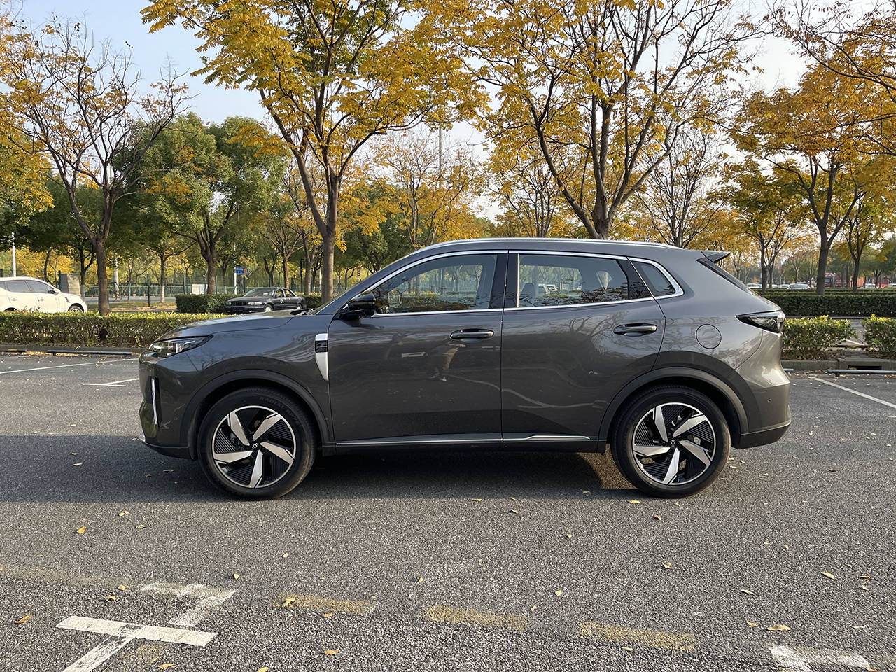 售价11.99万起，搭插混动力，纯电续航最长125km，启源Q05实拍_搜狐汽车_搜狐网