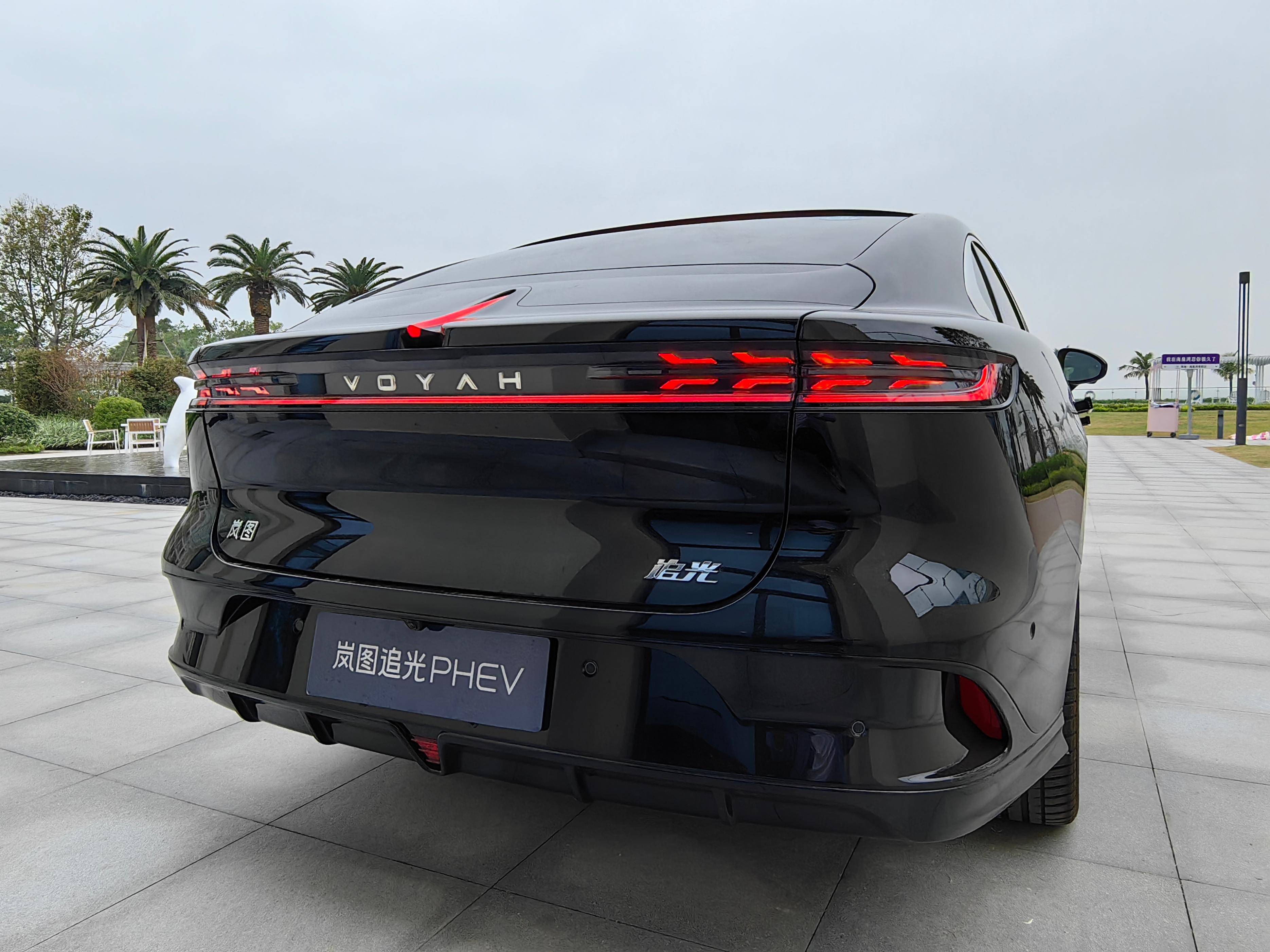 CEO级别还需要BBA？岚图追光PHEV树立中国人自己的行政豪华标杆_搜狐汽车_搜狐网