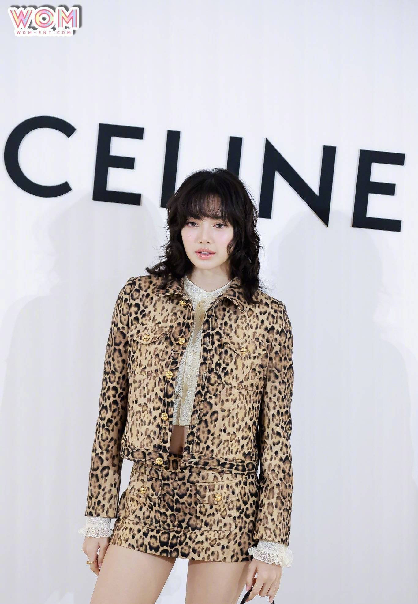 Lisa卷发刘海造型又美又暖 穿豹纹套装秀爱豆时尚-搜狐大视野-搜狐新闻