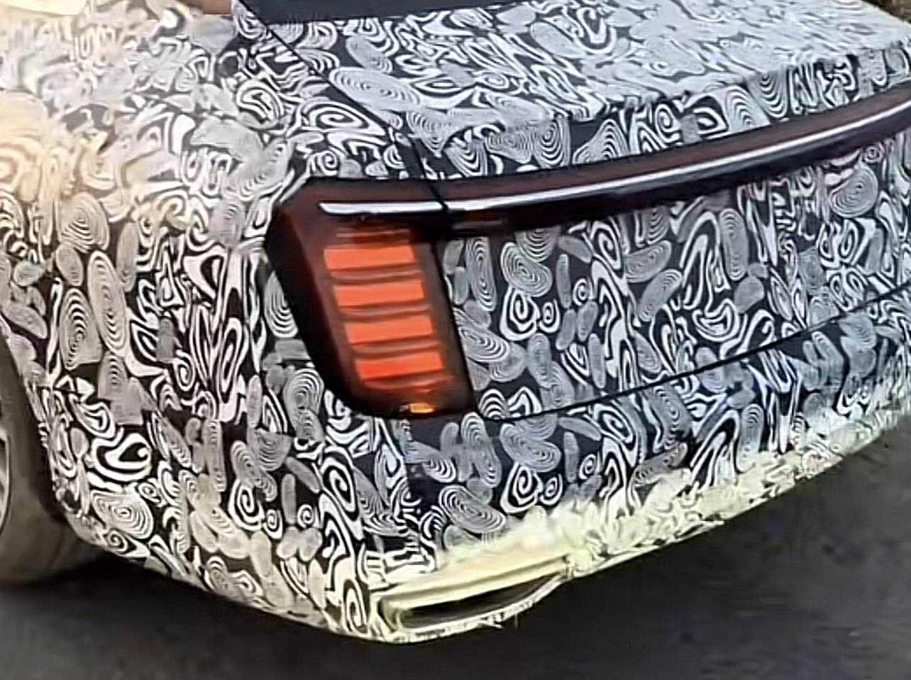 新款红旗H9实车曝光，前脸看齐H5，换双联屏，配3.0T+8AT？_搜狐汽车_搜狐网