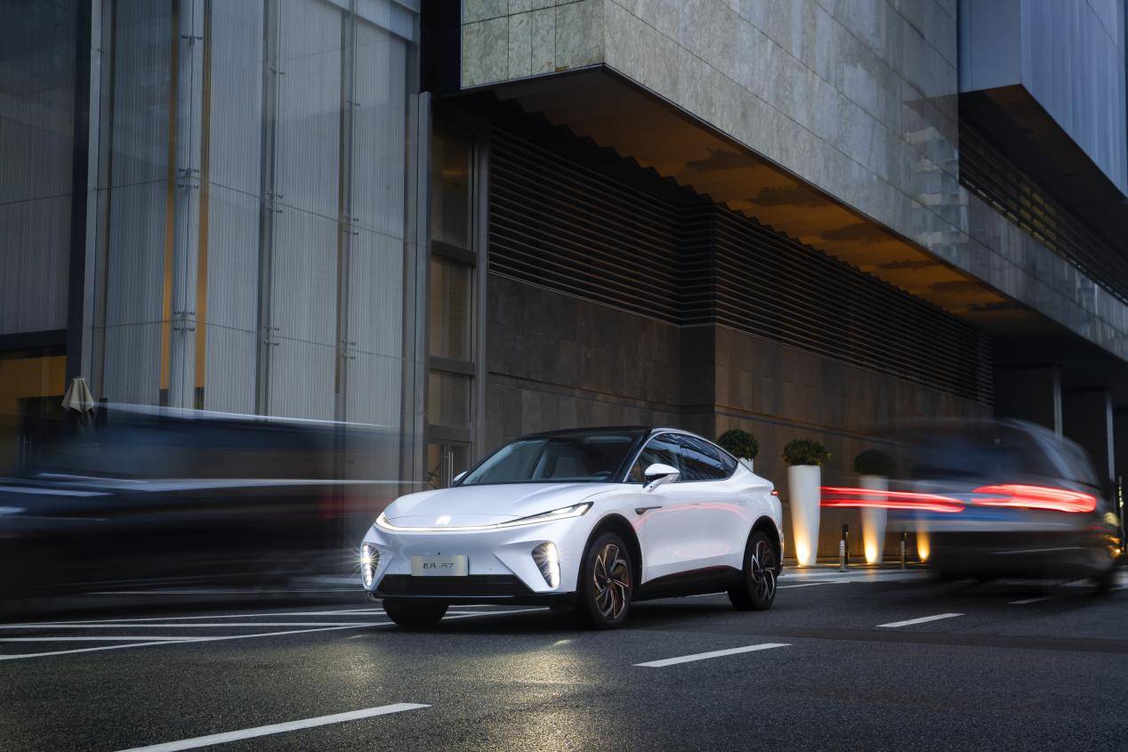 20万内就有问界M9同款华为AR-HUD？原来飞凡R7才是“卷王”_搜狐汽车_搜狐网