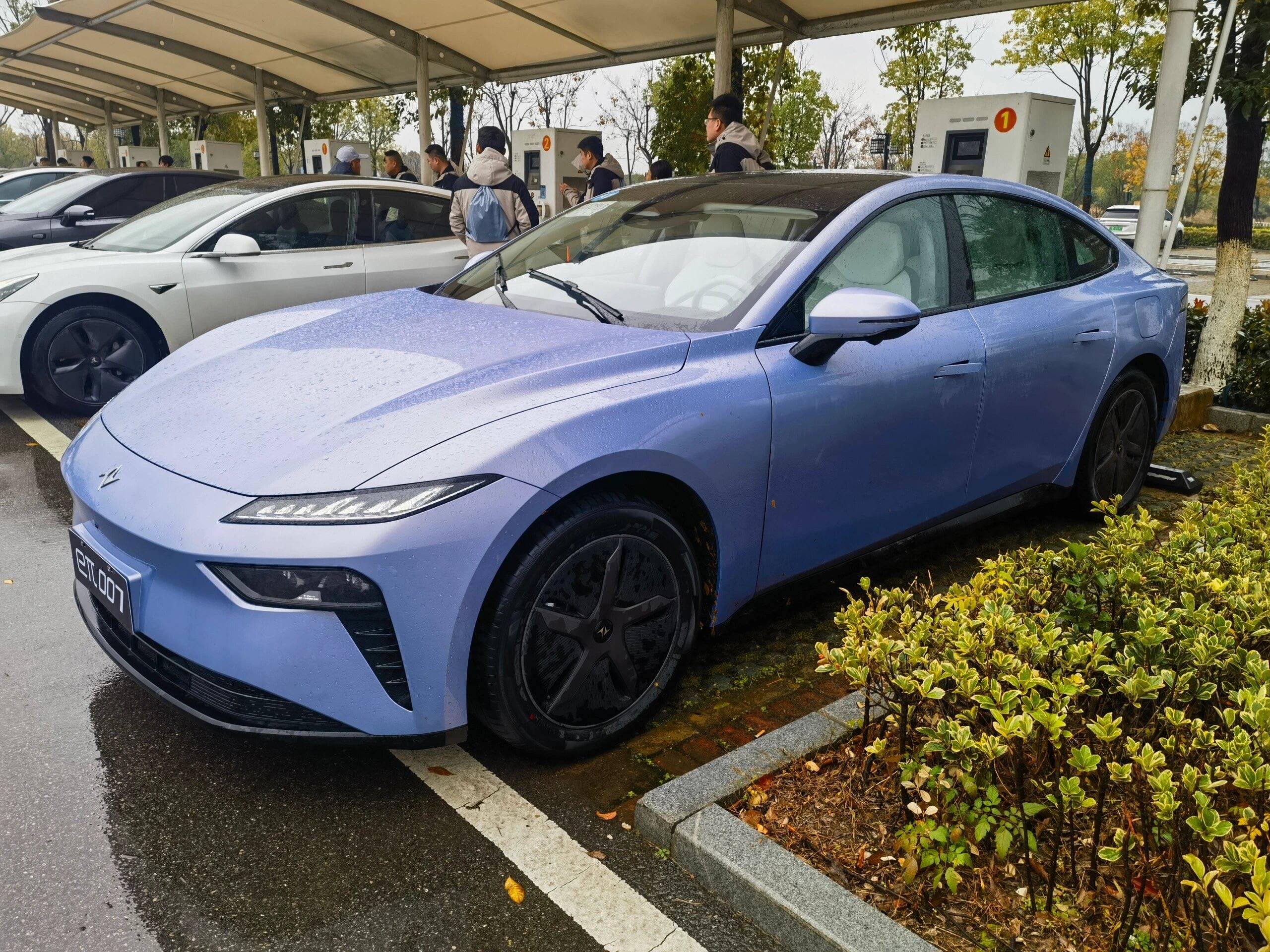 东风eπ007到店，大过深蓝SL03，配剪刀门+电动尾翼，续航1200km_搜狐汽车_搜狐网