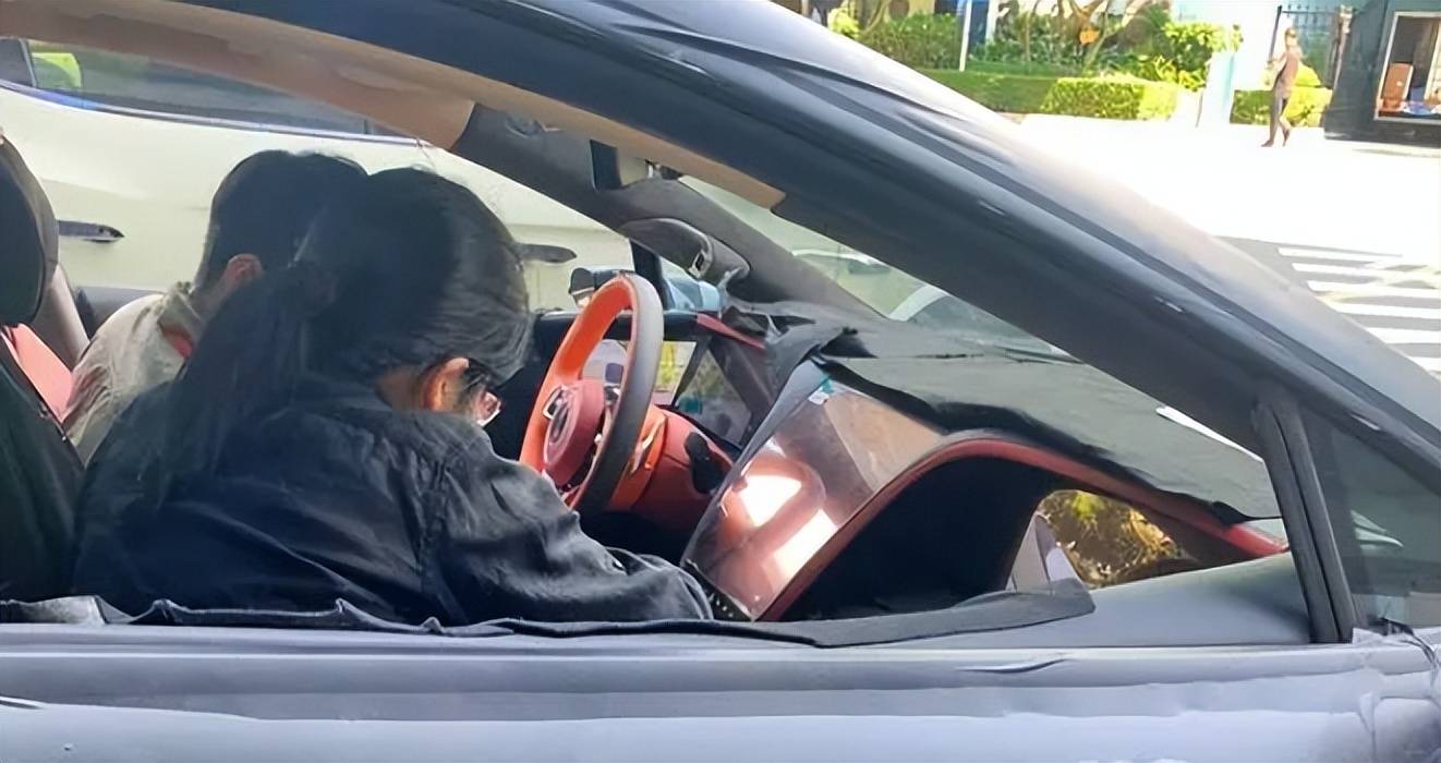 定位接近BBA“56E”，比亚迪仰望U6街拍！外观能接受？_搜狐汽车_搜狐网