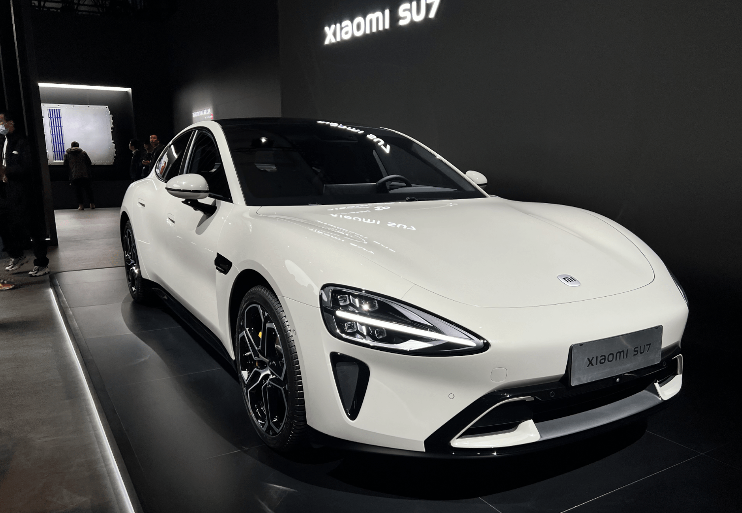 实拍小米SU7，帅气不输保时捷，2.78s破百，配空气弹簧+CDC_搜狐汽车_搜狐网