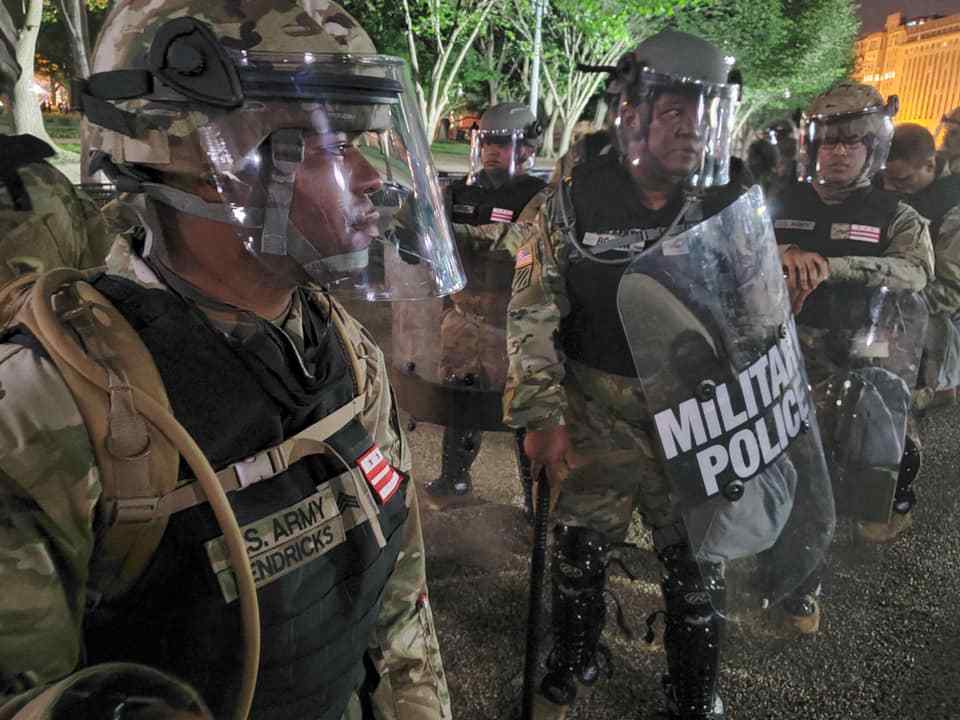 美国首都华盛顿出动国民警卫队，保护白宫_示威者