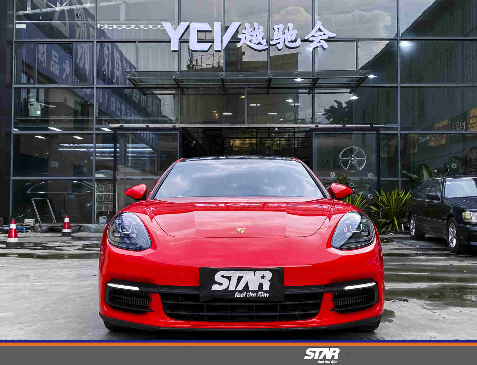 帕拉梅拉PET法拉利红车身改色施工，烈焰红外观太帅气了_搜狐汽车_搜狐网