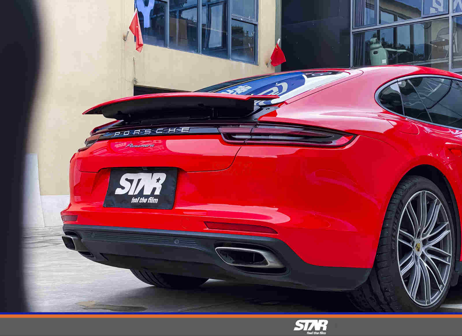 帕拉梅拉PET法拉利红车身改色施工，烈焰红外观太帅气了_搜狐汽车_搜狐网