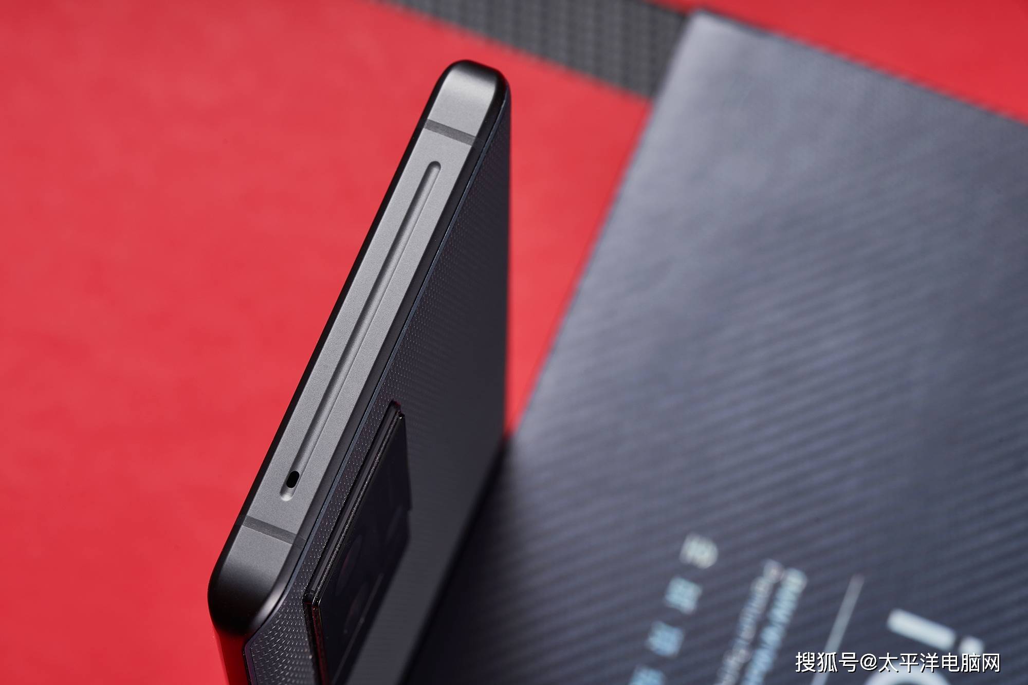 iQOO8 Pro图赏：沉稳低调外观下的硬核之心-搜狐大视野-搜狐新闻