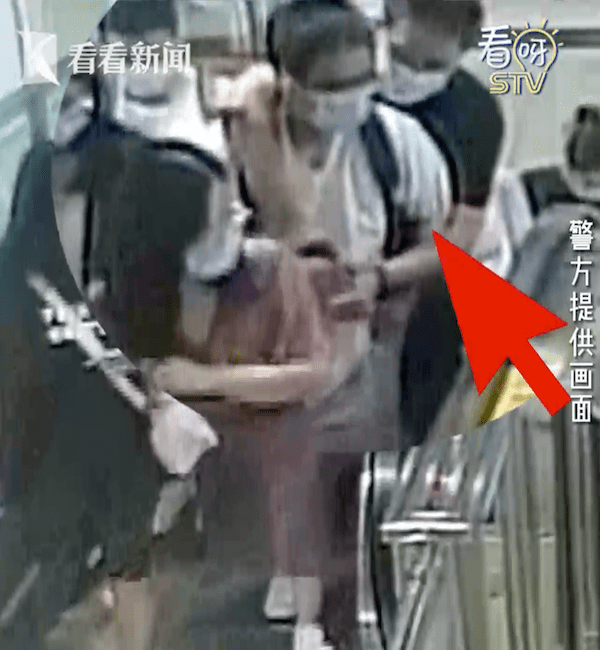 男子鞋内藏匿设备在上海地铁偷拍 被便衣抓现行 搜狐大视野 搜狐新闻 5092