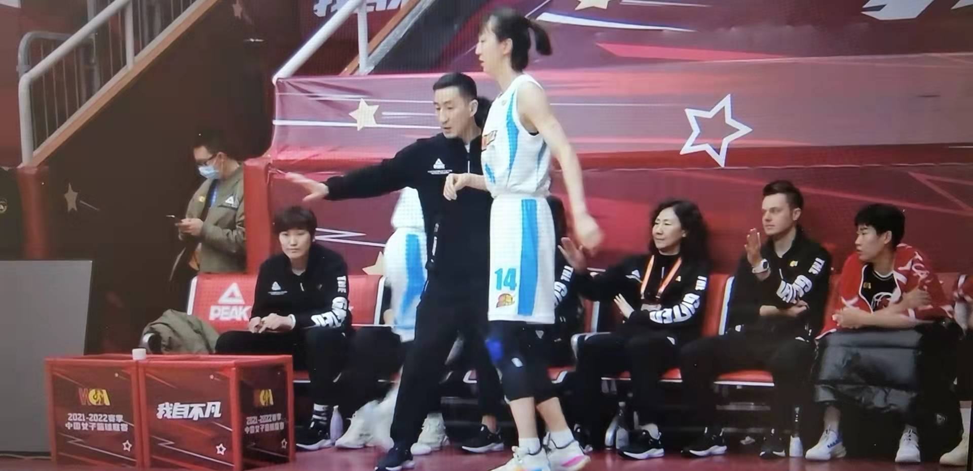 WCBA出现争议判罚，山东女篮86比75战胜北京女篮，杨衡瑜狂砍23分立功_比赛